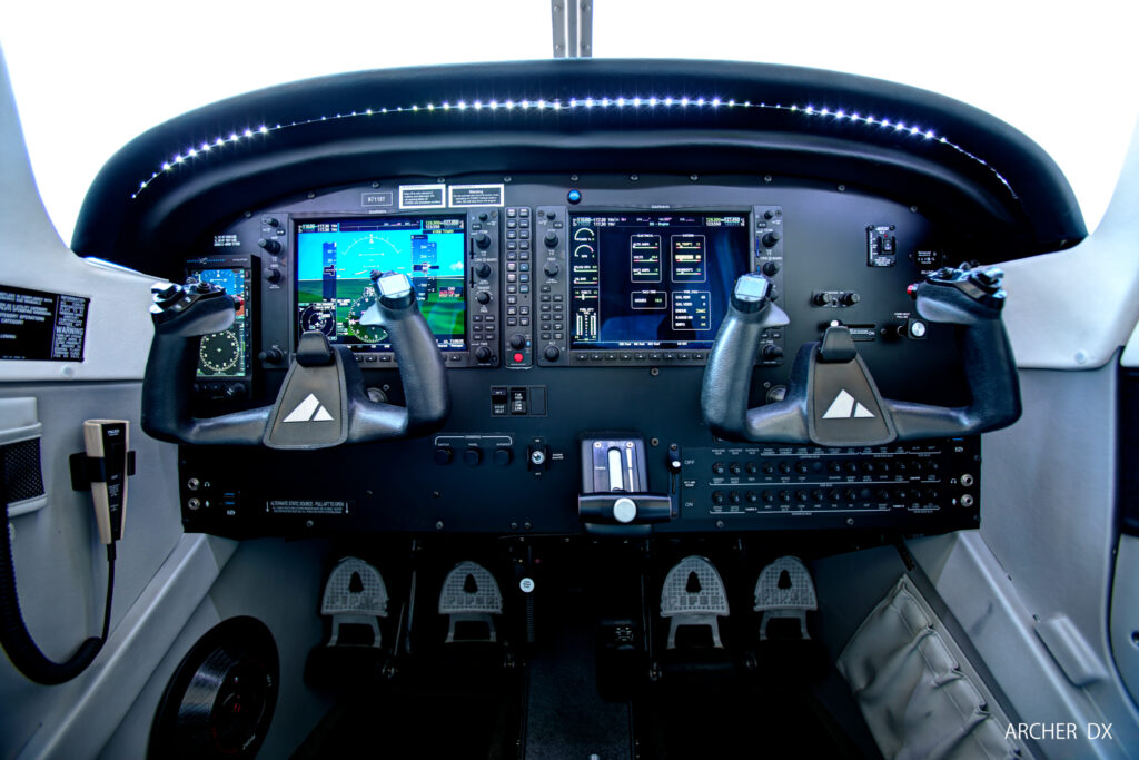 パイパー アーチャー DX/DLX（ Piper Archer DX/DLX ）のご紹介 - エアロファシリティー株式会社